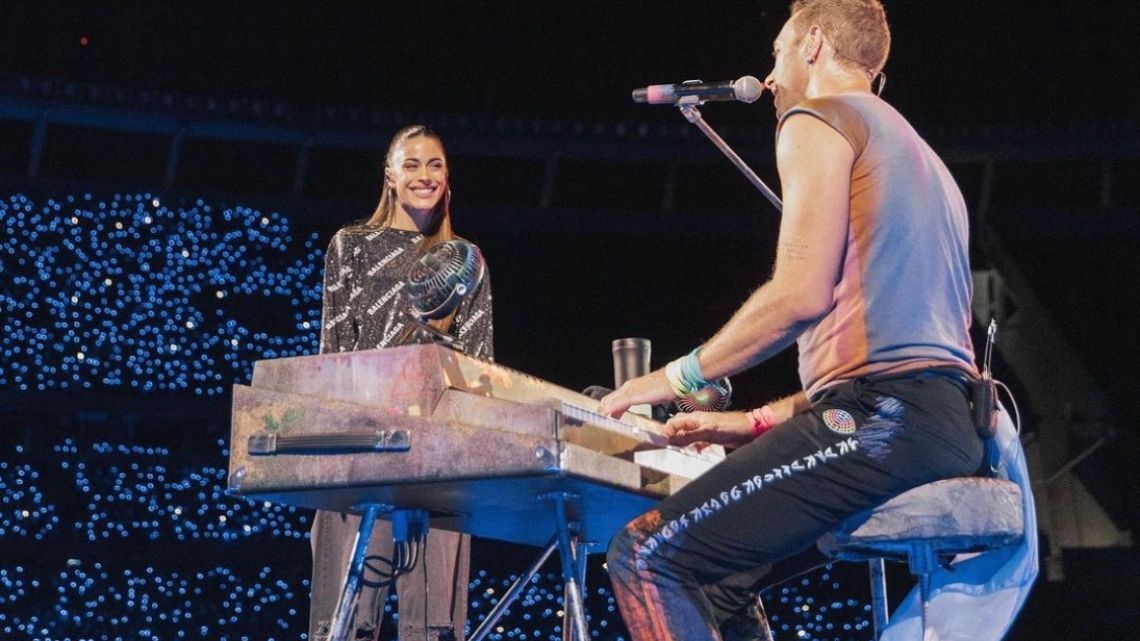 Tini Stoessel y Coldplay cantando juntos en Dublín - Yo Soy Latino